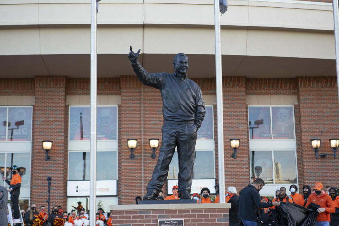Look: Oklahoma State Unveils Boone Pickens Statue | Pistols Firing