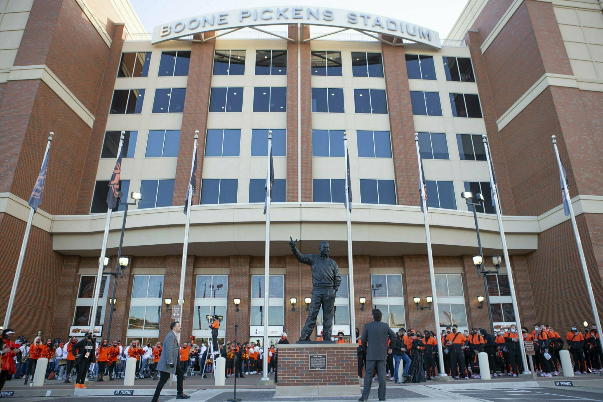 Look: Oklahoma State Unveils Boone Pickens Statue | Pistols Firing